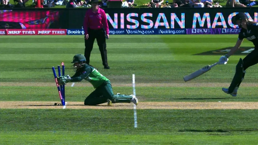 WICKET: Rowe short on a quick single | ICC Women's Cricket World Cup ...