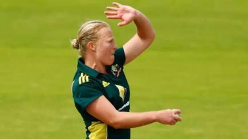 Clea Smith pulls up stumps