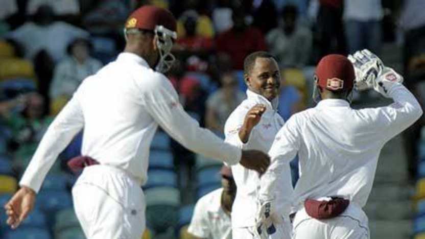 Samuels puts Zimbabwe in a spin