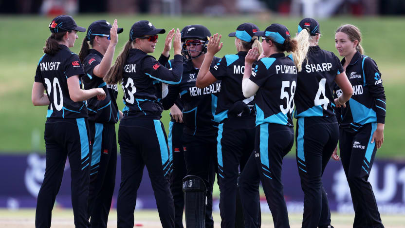 New Zealand confirm semi-final spot with 103-run victory over Pakistan