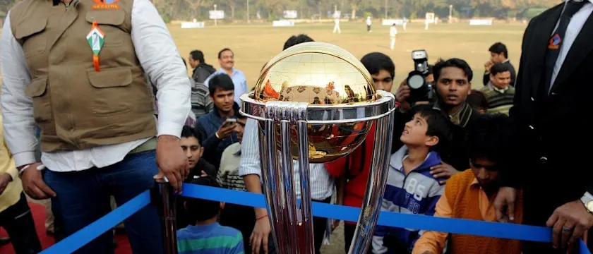Emirates shares ICC CWC 2011 trophy with Dubai's street players | ICC