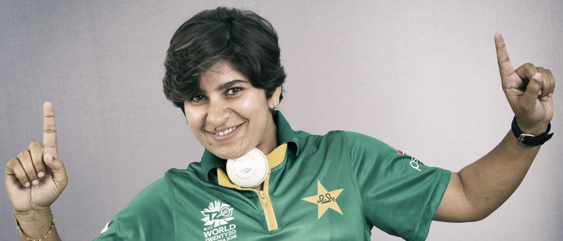 Nida Dar signs historic Sydney Thunder deal